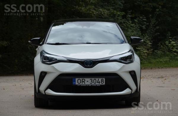 Белый Тойота C-HR 2021 в Рига, объемом двигателя 1.80 л и пробегом 156 тыс. км за 18490 €, фото 2 на AUTOMOTO.COM.LV