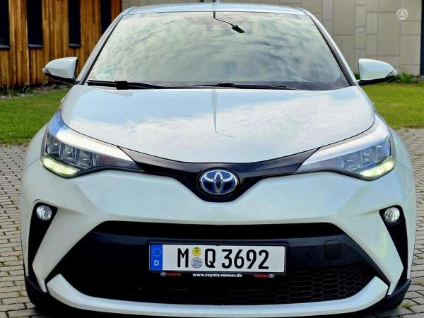 Белый Тойота C-HR 2021 в Таураге, объемом двигателя 1.99 л и пробегом 279 тыс. км за 12500 €, фото 2 на AUTOMOTO.COM.LV