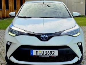 White Toyota C-HR 2021 in Taurage, with an engine capacity of 1.99 L and mileage of 279 thousand km for 12500 €, photo 3 on AUTOMOTO.COM.LV
