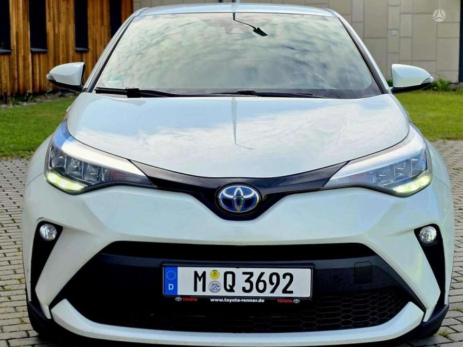 White Toyota C-HR 2021 in Taurage, with an engine capacity of 1.99 L and mileage of 279 thousand km for 12500 €, photo 3 on AUTOMOTO.COM.LV