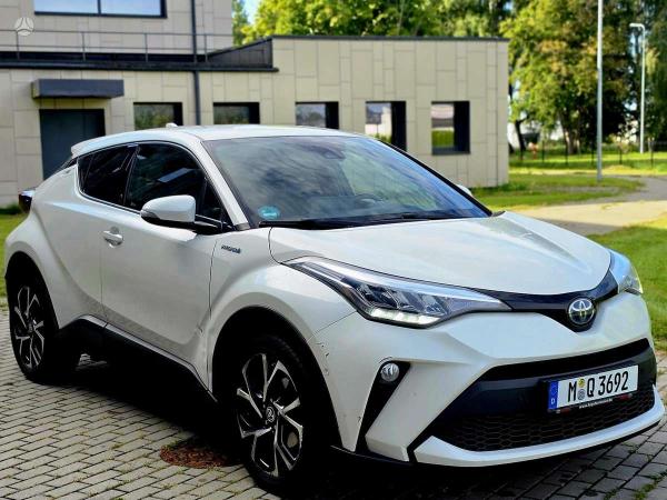 Белый Тойота C-HR 2021 в Таураге, объемом двигателя 1.99 л и пробегом 279 тыс. км за 12500 €, фото 3 на AUTOMOTO.COM.LV