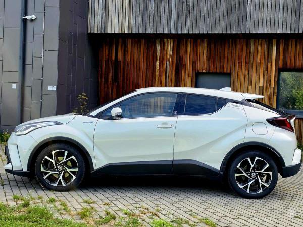Белый Тойота C-HR 2021 в Таураге, объемом двигателя 1.99 л и пробегом 279 тыс. км за 12500 €, фото 4 на AUTOMOTO.COM.LV