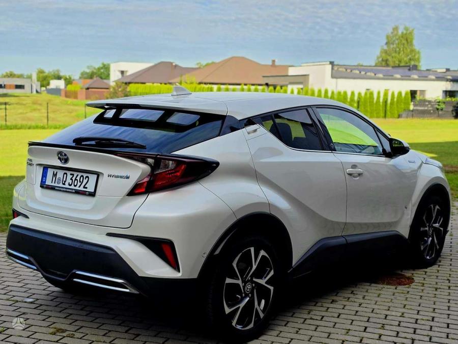 White Toyota C-HR 2021 in Taurage, with an engine capacity of 1.99 L and mileage of 279 thousand km for 12500 €, photo 8 on AUTOMOTO.COM.LV