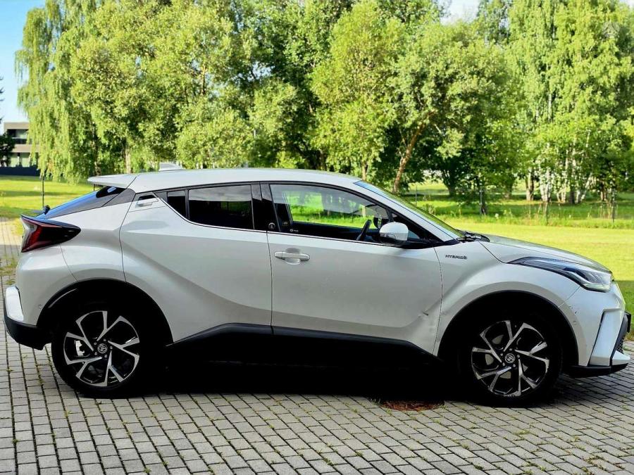 White Toyota C-HR 2021 in Taurage, with an engine capacity of 1.99 L and mileage of 279 thousand km for 12500 €, photo 9 on AUTOMOTO.COM.LV