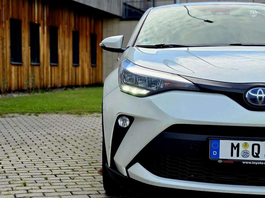White Toyota C-HR 2021 in Taurage, with an engine capacity of 1.99 L and mileage of 279 thousand km for 12500 €, photo 10 on AUTOMOTO.COM.LV