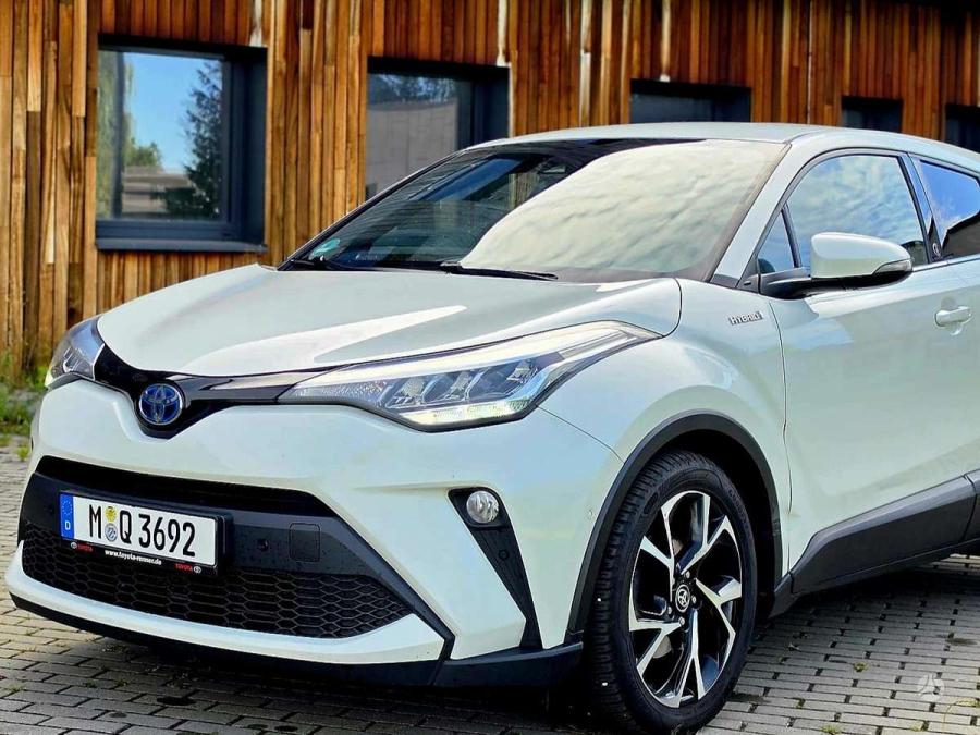 White Toyota C-HR 2021 in Taurage, with an engine capacity of 1.99 L and mileage of 279 thousand km for 12500 €, photo 11 on AUTOMOTO.COM.LV