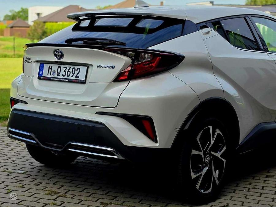 White Toyota C-HR 2021 in Taurage, with an engine capacity of 1.99 L and mileage of 279 thousand km for 12500 €, photo 14 on AUTOMOTO.COM.LV