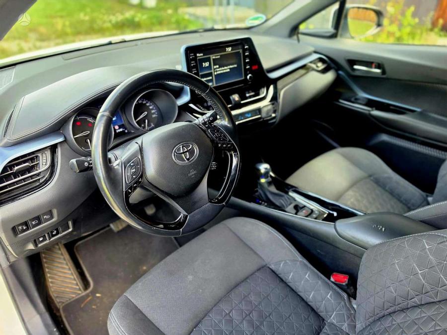 White Toyota C-HR 2021 in Taurage, with an engine capacity of 1.99 L and mileage of 279 thousand km for 12500 €, photo 21 on AUTOMOTO.COM.LV