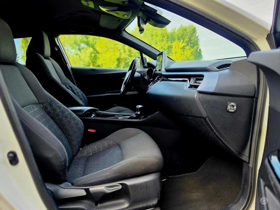 White Toyota C-HR 2021 in Taurage, with an engine capacity of 1.99 L and mileage of 279 thousand km for 12500 €, photo 26 on AUTOMOTO.COM.LV