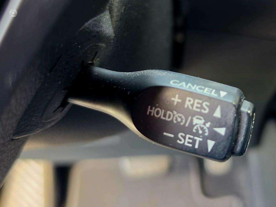 White Toyota C-HR 2021 in Taurage, with an engine capacity of 1.99 L and mileage of 279 thousand km for 12500 €, photo 39 on AUTOMOTO.COM.LV