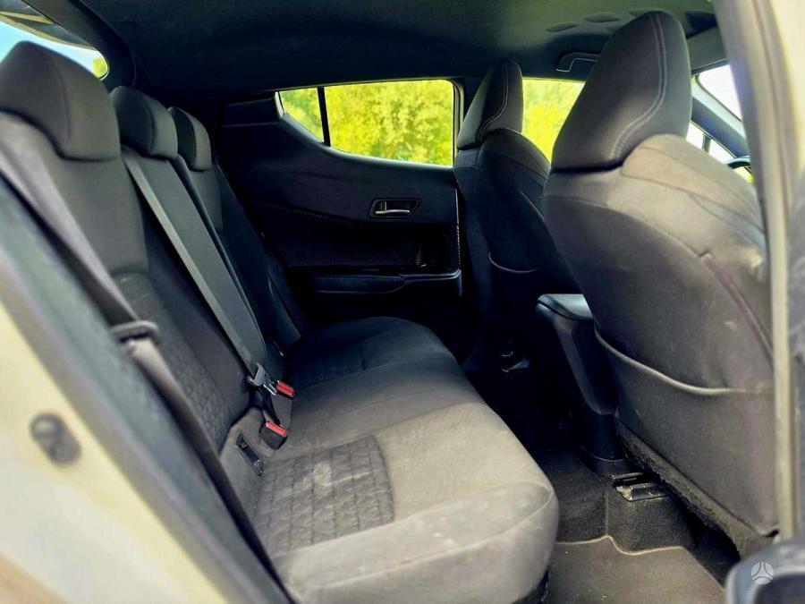 White Toyota C-HR 2021 in Taurage, with an engine capacity of 1.99 L and mileage of 279 thousand km for 12500 €, photo 40 on AUTOMOTO.COM.LV