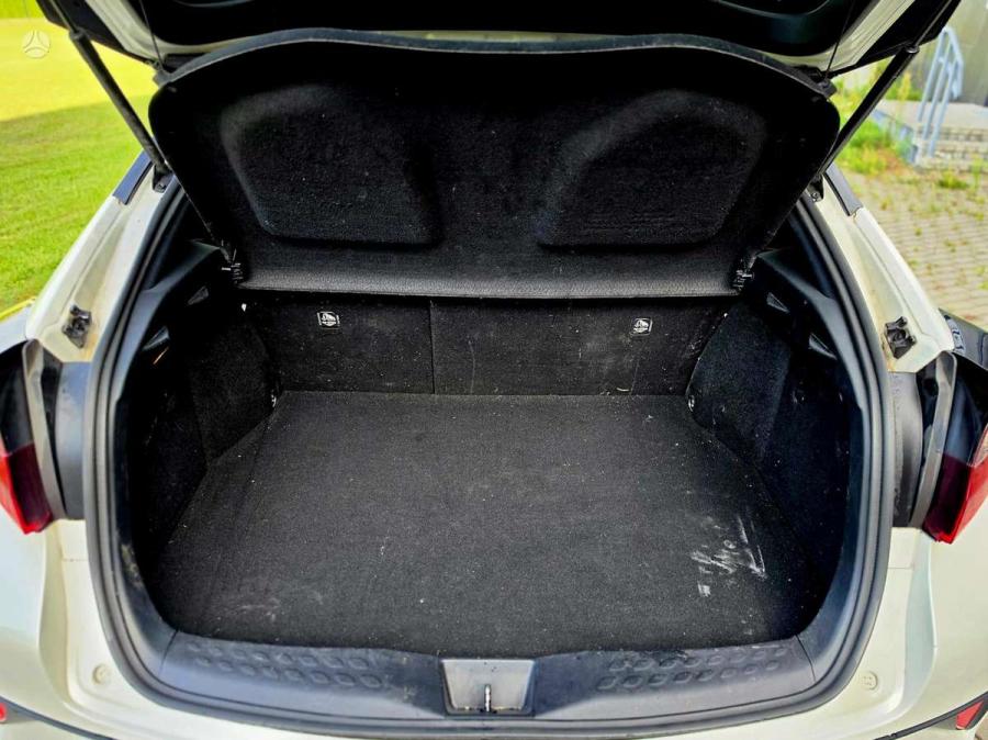 White Toyota C-HR 2021 in Taurage, with an engine capacity of 1.99 L and mileage of 279 thousand km for 12500 €, photo 42 on AUTOMOTO.COM.LV