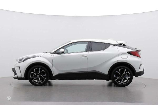 White Toyota C-HR 2021 in Vilnius, with an engine capacity of 1.80 L and mileage of 69 thousand km for 23900 €, photo 4 on AUTOMOTO.COM.LV