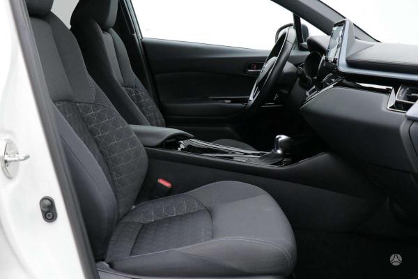 White Toyota C-HR 2021 in Vilnius, with an engine capacity of 1.80 L and mileage of 69 thousand km for 23900 €, photo 9 on AUTOMOTO.COM.LV