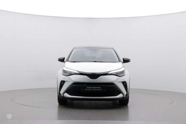 White Toyota C-HR 2021 in Vilnius, with an engine capacity of 1.99 L and mileage of 72 thousand km for 24990 €, photo 6 on AUTOMOTO.COM.LV