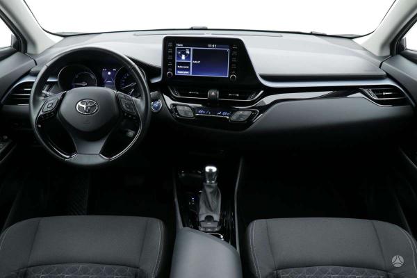 White Toyota C-HR 2021 in Vilnius, with an engine capacity of 1.99 L and mileage of 72 thousand km for 24990 €, photo 7 on AUTOMOTO.COM.LV