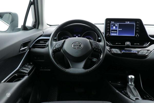 White Toyota C-HR 2021 in Vilnius, with an engine capacity of 1.99 L and mileage of 72 thousand km for 24990 €, photo 8 on AUTOMOTO.COM.LV