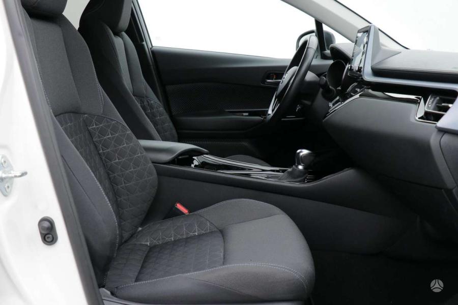 Белый Тойота C-HR 2021 в Вильнюс, объемом двигателя 1.99 л и пробегом 72 тыс. км за 24990 €, фото 10 на AUTOMOTO.COM.LV
