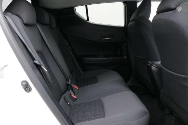 White Toyota C-HR 2021 in Vilnius, with an engine capacity of 1.99 L and mileage of 72 thousand km for 24990 €, photo 10 on AUTOMOTO.COM.LV