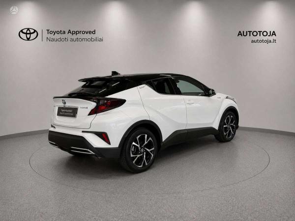 White Toyota C-HR 2021 in Kaunas, with an engine capacity of 1.99 L and mileage of 131 thousand km for 21900 €, photo 2 on AUTOMOTO.COM.LV