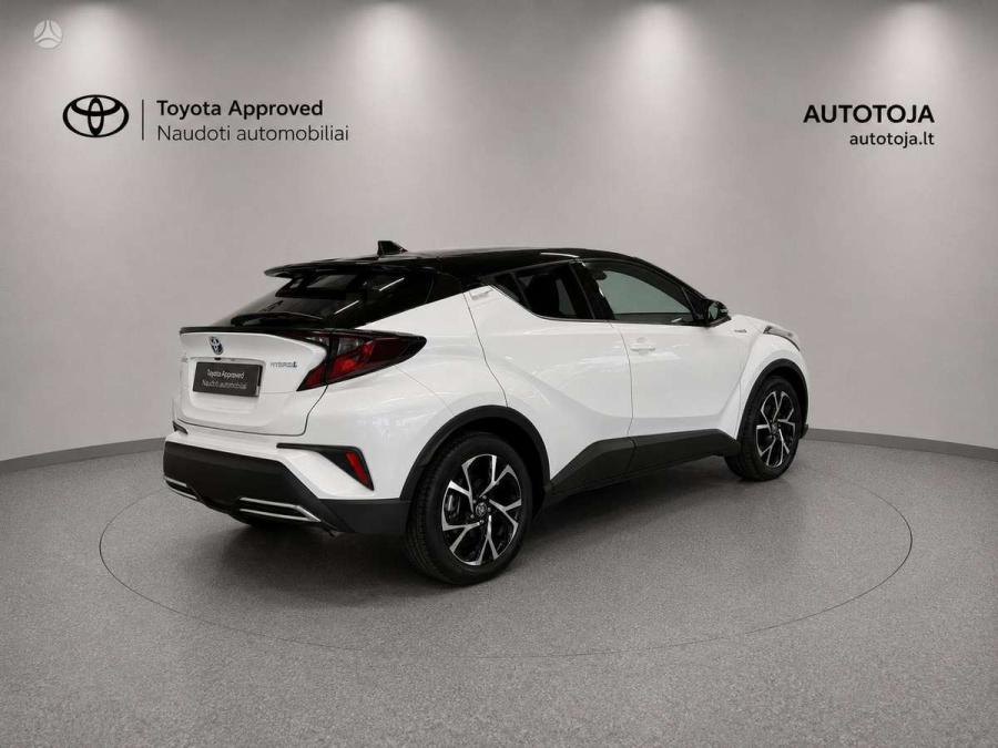 Белый Тойота C-HR 2021 в Каунас, объемом двигателя 1.99 л и пробегом 131 тыс. км за 21900 €, фото 3 на AUTOMOTO.COM.LV