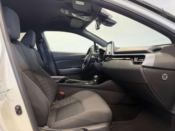 White Toyota C-HR 2021 in Kaunas, with an engine capacity of 1.99 L and mileage of 131 thousand km for 21900 €, photo 6 on AUTOMOTO.COM.LV