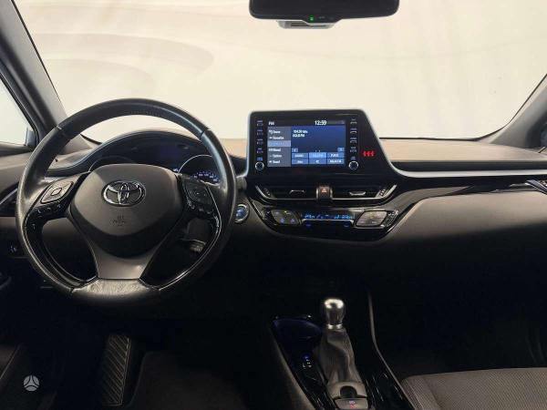 White Toyota C-HR 2021 in Kaunas, with an engine capacity of 1.99 L and mileage of 131 thousand km for 21900 €, photo 8 on AUTOMOTO.COM.LV
