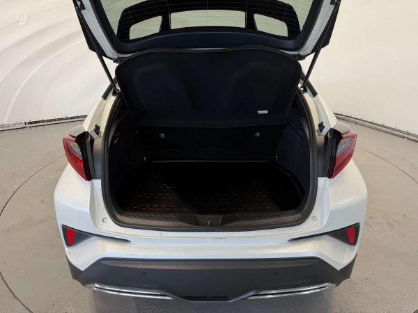 White Toyota C-HR 2021 in Kaunas, with an engine capacity of 1.99 L and mileage of 131 thousand km for 21900 €, photo 10 on AUTOMOTO.COM.LV