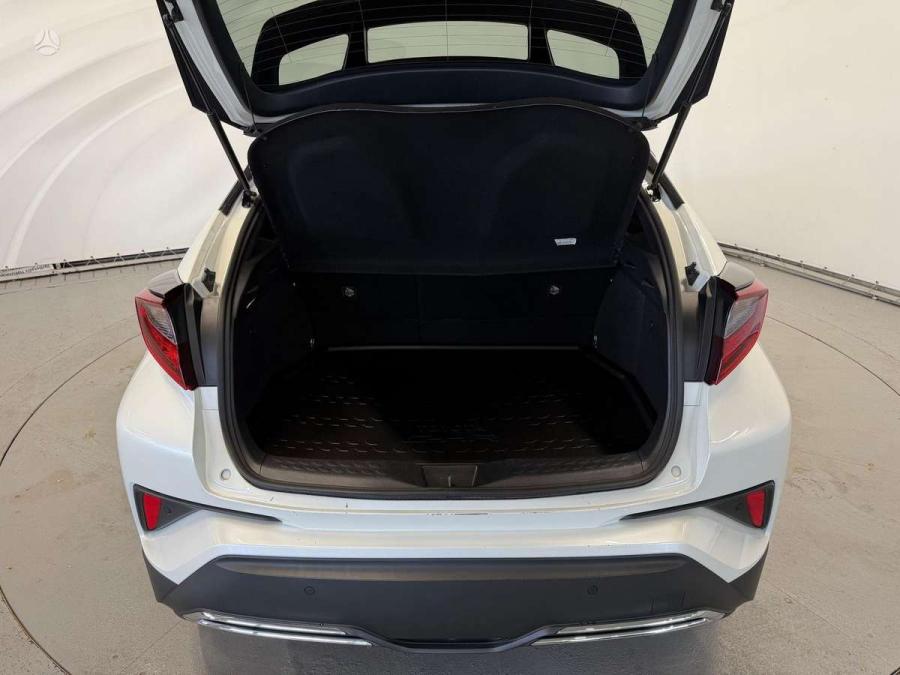 Белый Тойота C-HR 2021 в Каунас, объемом двигателя 1.99 л и пробегом 131 тыс. км за 21900 €, фото 11 на AUTOMOTO.COM.LV