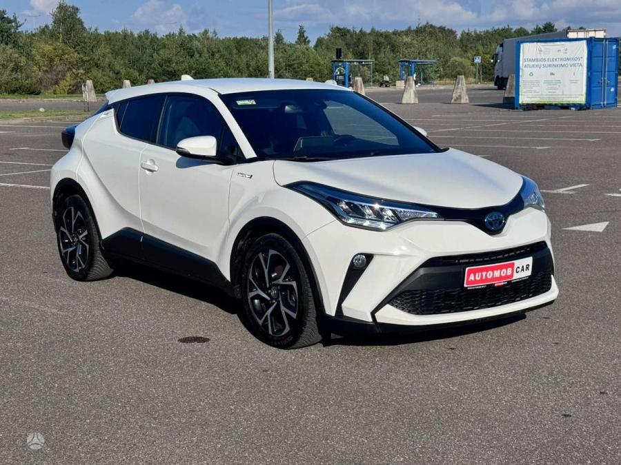Белый Тойота C-HR 2021 в Вильнюс, объемом двигателя 1.80 л и пробегом 174 тыс. км за 18450 €, фото 1 на AUTOMOTO.COM.LV