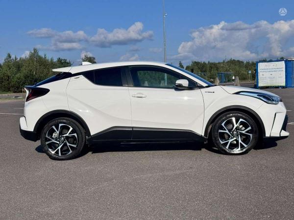 White Toyota C-HR 2021 in Vilnius, with an engine capacity of 1.80 L and mileage of 174 thousand km for 18450 €, photo 6 on AUTOMOTO.COM.LV
