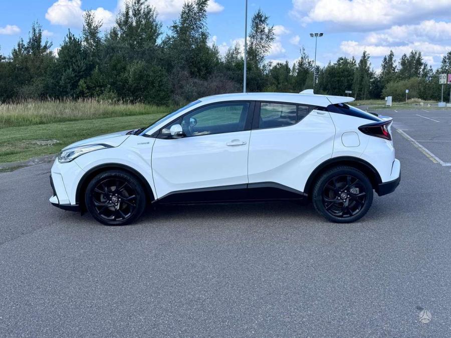 White Toyota C-HR 2021 in Vilnius, with an engine capacity of 1.80 L and mileage of 205 thousand km for 16800 €, photo 3 on AUTOMOTO.COM.LV