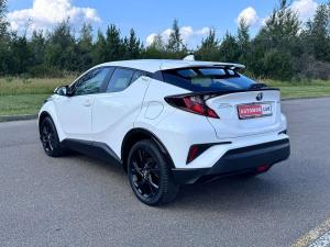 White Toyota C-HR 2021 in Vilnius, with an engine capacity of 1.80 L and mileage of 205 thousand km for 16800 €, photo 4 on AUTOMOTO.COM.LV