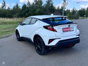 White Toyota C-HR 2021 in Vilnius, with an engine capacity of 1.80 L and mileage of 205 thousand km for 16800 €, photo 7 on AUTOMOTO.COM.LV