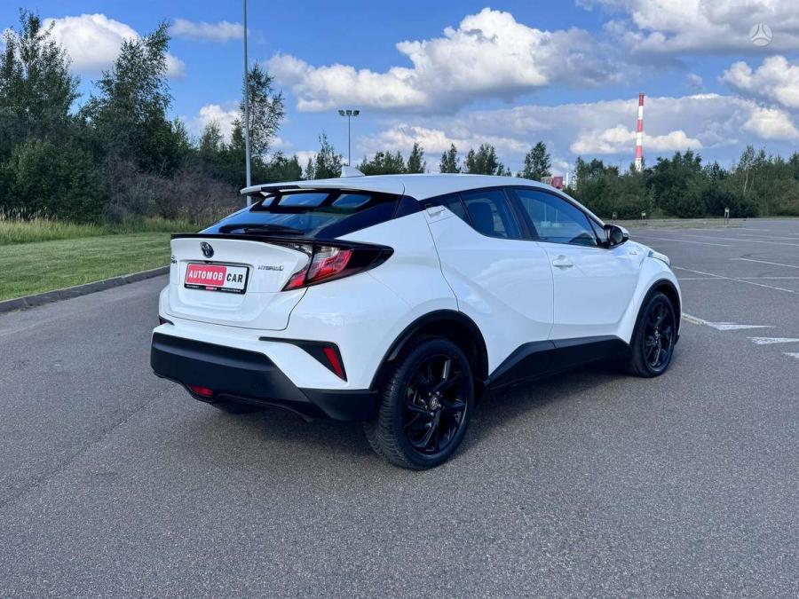 White Toyota C-HR 2021 in Vilnius, with an engine capacity of 1.80 L and mileage of 205 thousand km for 16800 €, photo 12 on AUTOMOTO.COM.LV
