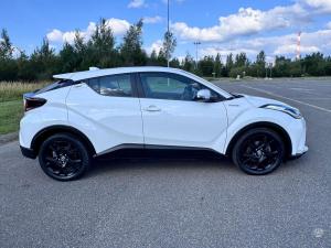 White Toyota C-HR 2021 in Vilnius, with an engine capacity of 1.80 L and mileage of 205 thousand km for 16800 €, photo 13 on AUTOMOTO.COM.LV