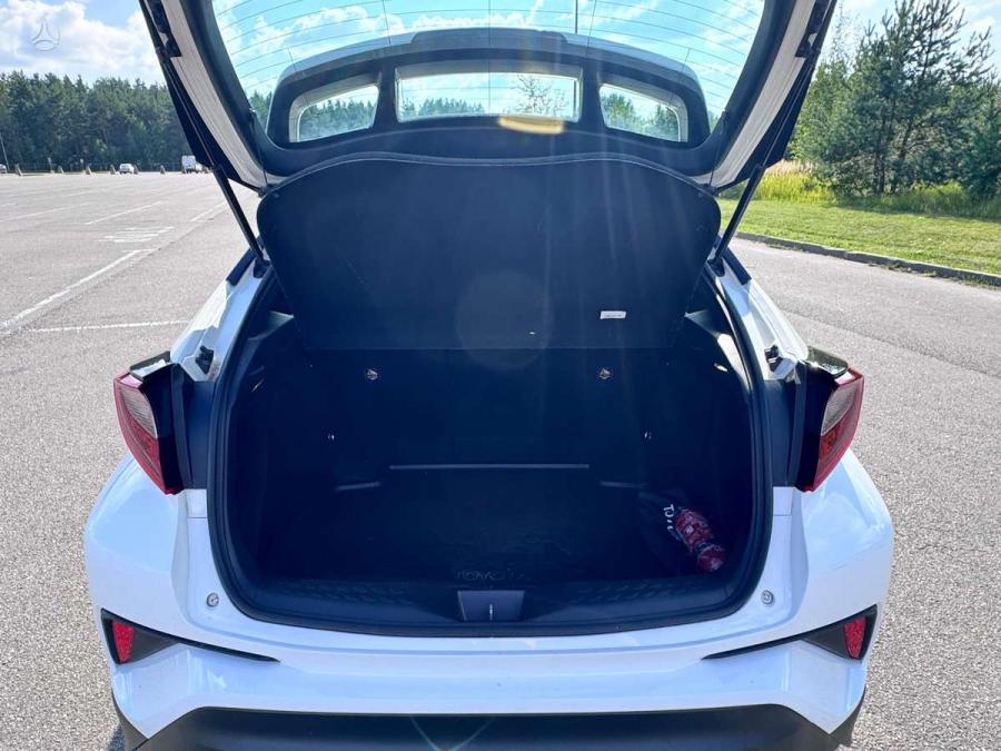 White Toyota C-HR 2021 in Vilnius, with an engine capacity of 1.80 L and mileage of 205 thousand km for 16800 €, photo 18 on AUTOMOTO.COM.LV