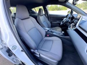 White Toyota C-HR 2021 in Vilnius, with an engine capacity of 1.80 L and mileage of 205 thousand km for 16800 €, photo 20 on AUTOMOTO.COM.LV