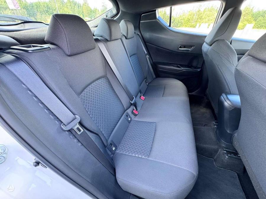 White Toyota C-HR 2021 in Vilnius, with an engine capacity of 1.80 L and mileage of 205 thousand km for 16800 €, photo 22 on AUTOMOTO.COM.LV