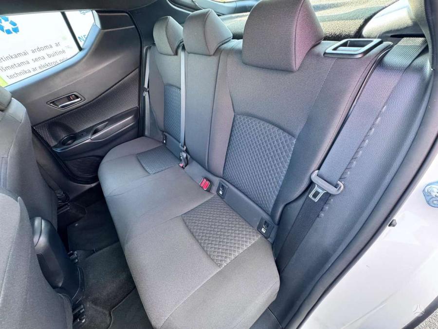 White Toyota C-HR 2021 in Vilnius, with an engine capacity of 1.80 L and mileage of 205 thousand km for 16800 €, photo 23 on AUTOMOTO.COM.LV