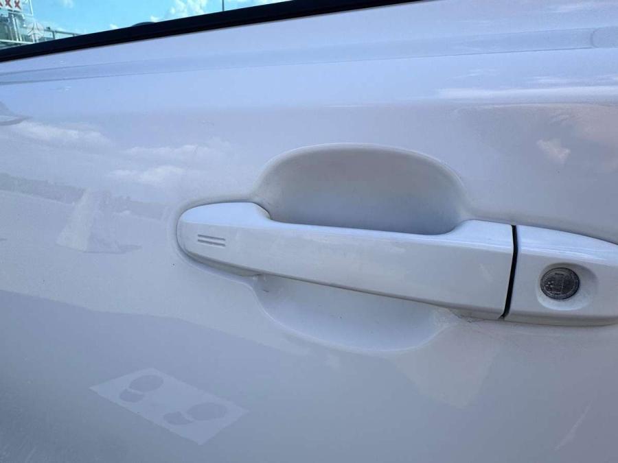 White Toyota C-HR 2021 in Vilnius, with an engine capacity of 1.80 L and mileage of 205 thousand km for 16800 €, photo 27 on AUTOMOTO.COM.LV
