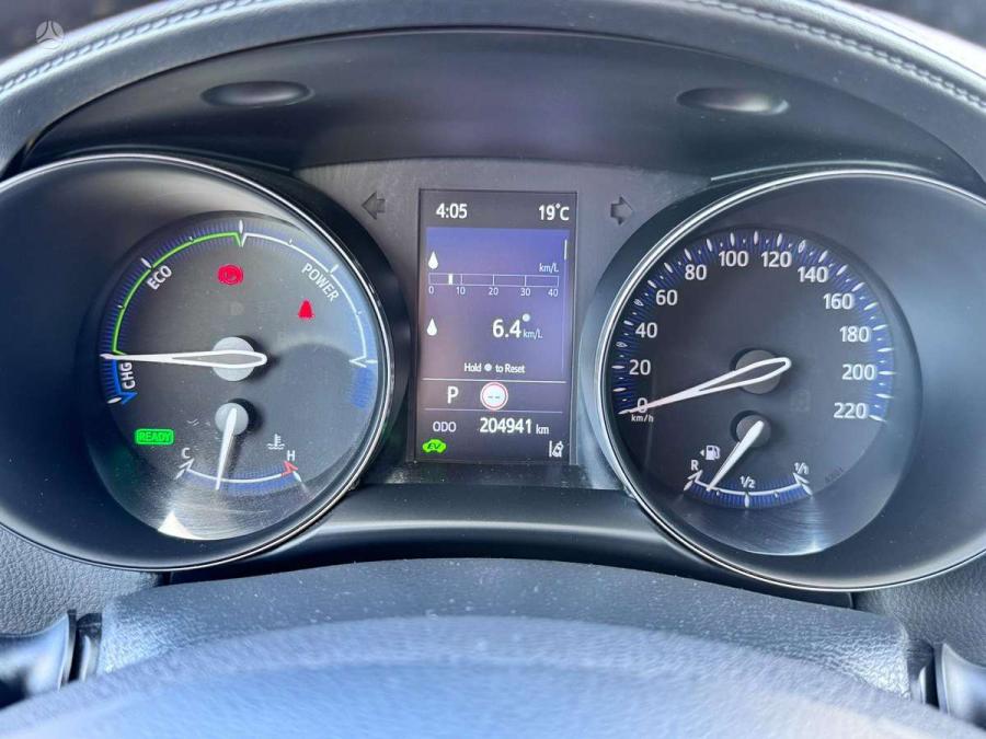 White Toyota C-HR 2021 in Vilnius, with an engine capacity of 1.80 L and mileage of 205 thousand km for 16800 €, photo 29 on AUTOMOTO.COM.LV