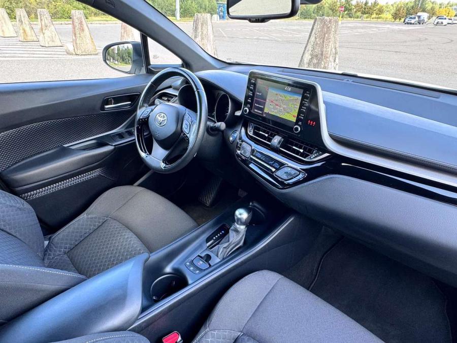 White Toyota C-HR 2021 in Vilnius, with an engine capacity of 1.80 L and mileage of 205 thousand km for 16800 €, photo 30 on AUTOMOTO.COM.LV