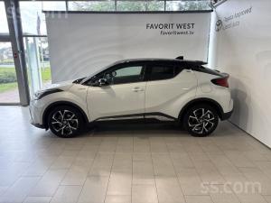 Balts Toyota C-HR 2021 Ventspils, ar dzinēja tilpumu 1.80 L un nobraukumu 157 tūkst. km par 21790 €, foto 3 vietnē AUTOMOTO.COM.LV