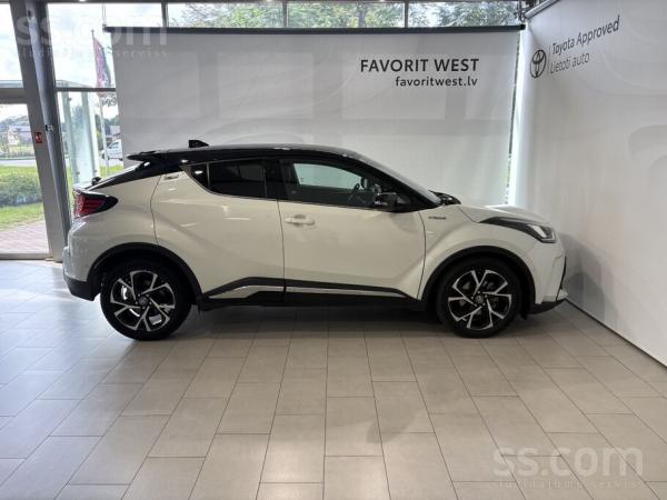 White Toyota C-HR 2021 in Ventspils, with an engine capacity of 1.80 L and mileage of 157 thousand km for 21790 €, photo 4 on AUTOMOTO.COM.LV
