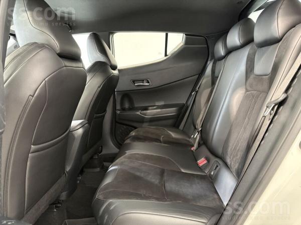 White Toyota C-HR 2021 in Ventspils, with an engine capacity of 1.80 L and mileage of 157 thousand km for 21790 €, photo 7 on AUTOMOTO.COM.LV
