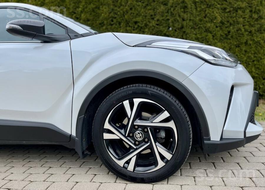 White Toyota C-HR 2022 in Riga, with an engine capacity of 1.80 L and mileage of 0 thousand km for 22500 €, photo 5 on AUTOMOTO.COM.LV