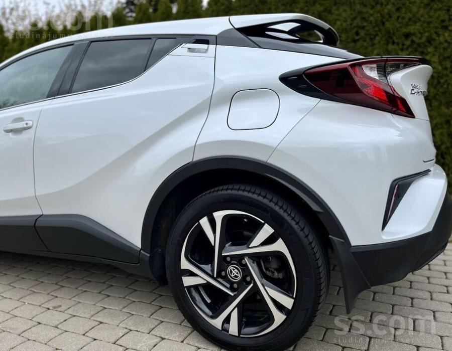 White Toyota C-HR 2022 in Riga, with an engine capacity of 1.80 L and mileage of 0 thousand km for 22500 €, photo 8 on AUTOMOTO.COM.LV