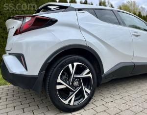 White Toyota C-HR 2022 in Riga, with an engine capacity of 1.80 L and mileage of 0 thousand km for 22500 €, photo 10 on AUTOMOTO.COM.LV
