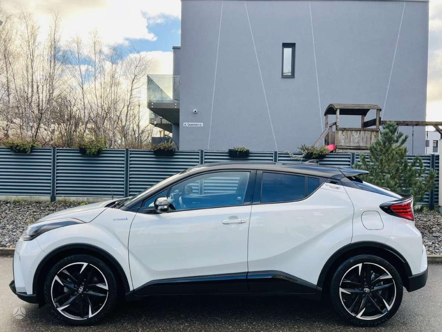 White Toyota C-HR 2022 in Kaunas, with an engine capacity of 2.00 L and mileage of 51 thousand km for 23300 €, photo 3 on AUTOMOTO.COM.LV
